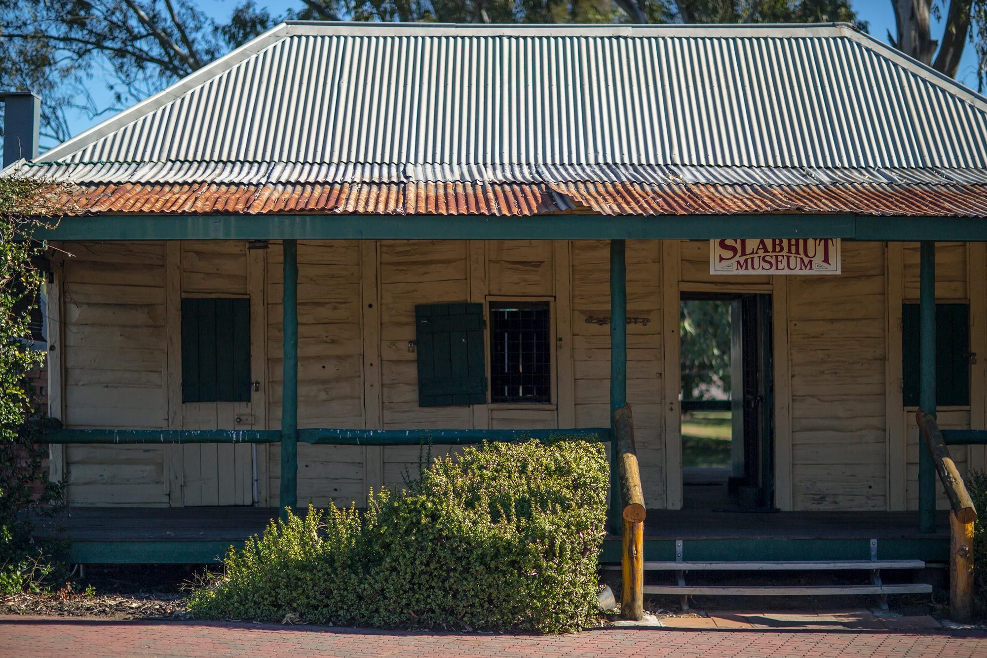 Historic Lenroy Slab Hut - Roma Central Motel